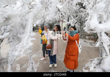 Tourists are viewing the rime scenery at the Huaguo Mountain scenic ...