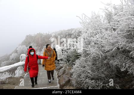 Tourists are viewing the rime scenery at the Huaguo Mountain scenic ...