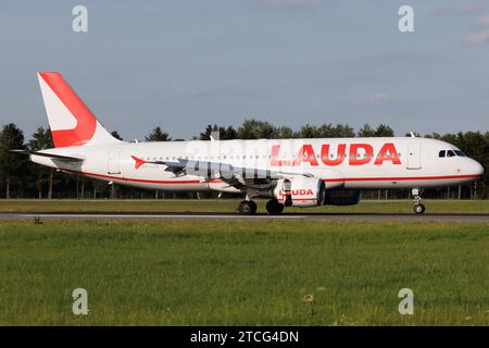 Lauda Airbus A320 Flugzeug Flughafen Korfu in Griechenland Stock Photo ...