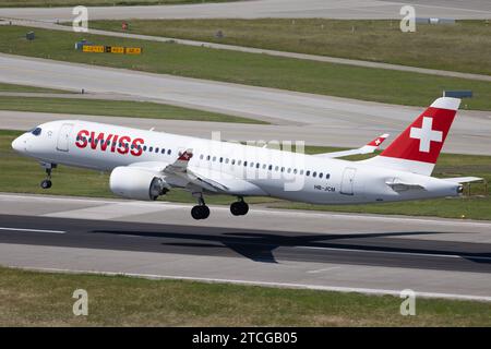 Der Airbus A220-300 BCS3 der Fluglinie Swiss LX / SWR mit der ...