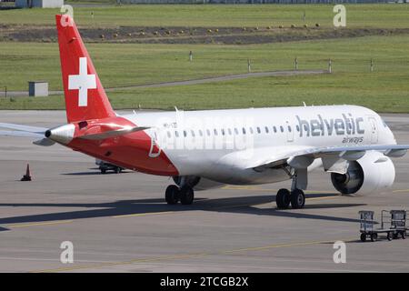Die Embraer E190-E2 E290 mit der Sonderlackierung 1600th E-jet sticker ...