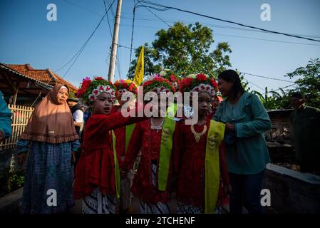 NGAROT FESTIVAL Girls decorated with flowers on their heads participate ...