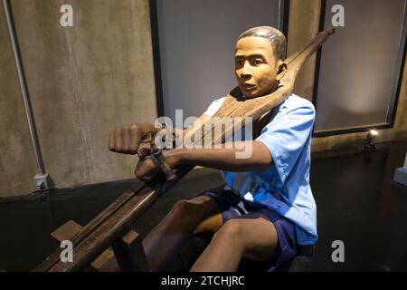 A display of a typical prisoner, locked in a klang, a rope neck noose ...