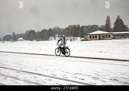 Luxus Quer Feld Ein Fahrrad Fahren Bilder