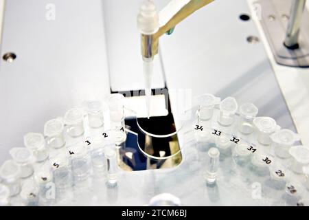 Atomic absorption spectrometer with electrothermal atomization in lab ...