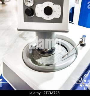 Grinding and polishing machine with programmable automatic specimen ...