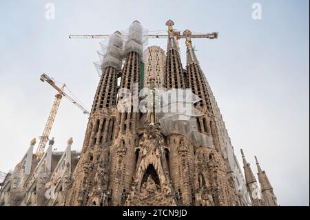 Barcelona, Spain. 11th Dec, 2023. Tourists visit and take photos of the ...