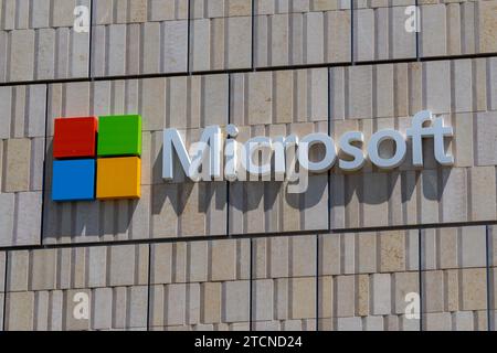 Microsoft sign on the building at its Silicon Valley Corporate campus ...