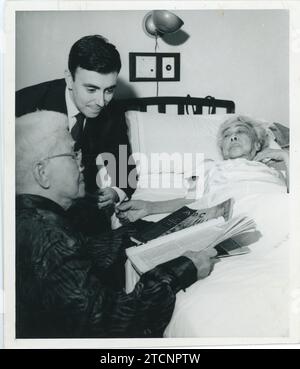 Kawit (Cavite, Philippines), 1962. Luis María Ansón, greets General ...