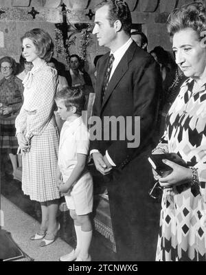 05/29/1975. The Infante Don Felipe on the day of his first communion in ...