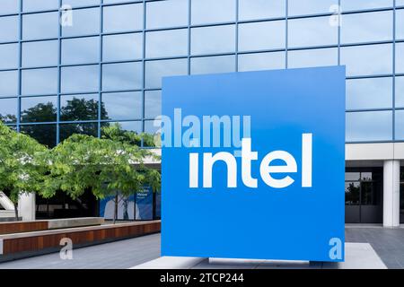Intel headquarters in Silicon Valley, Santa Clara, California, USA ...
