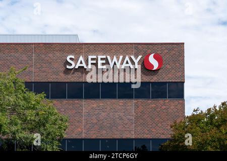 Safeway supermarket chain corporate headquarters building facade Stock ...