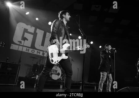 Photographs of Andy Carr and Dante Gizzi of Gun performing at ...