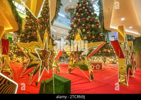Giant golden reflective stars, Christmas decoration, Philippines SM ...