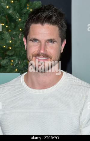 Robbie Amell bei der Amazon Freevee und Prime Video Winter Wonderland ...