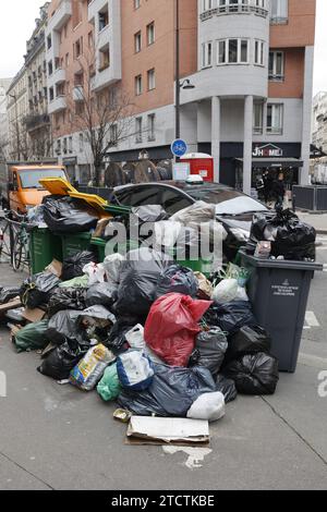 Paris garbage strike Stock Photo - Alamy