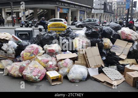 Garbage piling up during a trash collectors‰Ûª strike in Paris, France ...