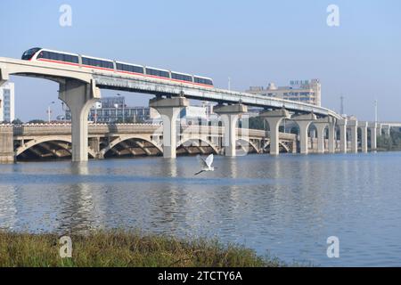 (231214) -- WUHU, Dec. 14, 2023 (Xinhua) -- A monorail train runs above ...