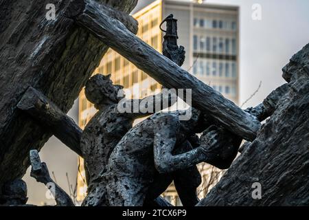 Monument, sculpture Steile Lagerung, reminder of Ruhr mining, at Platz ...