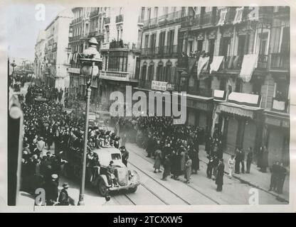Madrid, 03/28/1939. Spanish Civil War. The Puerta de Alcalá on the day ...