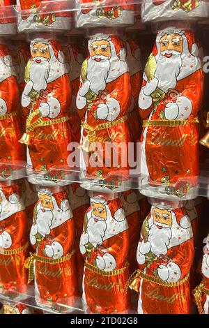 Weihnachtmänner der Marke Lindt stehen im Regal eines Supermarktes in ...