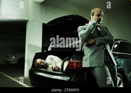 Phone call, car and mafia with hostage in trunk for negotiation ...