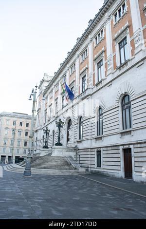 parliament square in Rome with the rear facade of the chamber of ...