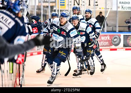 Ben Thomas (Iserlohn Roosters, #27) Zach Boychuk (Eisbaeren Berlin, #89 ...
