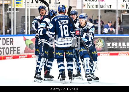 Ben Thomas (Iserlohn Roosters, #27) Zach Boychuk (Eisbaeren Berlin, #89 ...