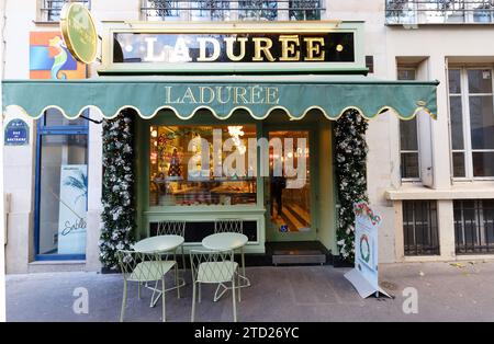 Laduree Patisserie Macaron Shop Window Display at Madeleine Square ...