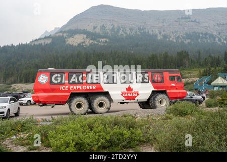 Ice explorer vehicle on Athabasca glacier from icefield parkway, Jasper ...