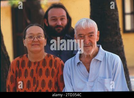 India, March 1999. Vicente Ferrer with his wife, Anna, and his son ...