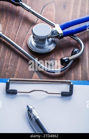 Vintage clipboard paper on wooden board Stock Photo - Alamy