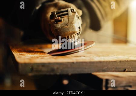 Grinding with an electric wood grinder, restoration of solid wood ...
