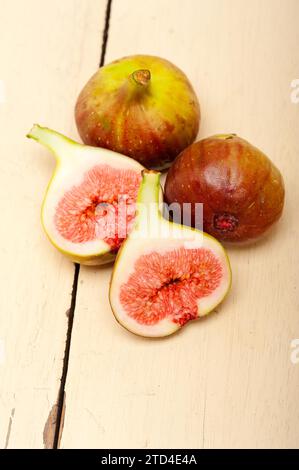 Fresh juicy figs on lilac background Stock Photo - Alamy