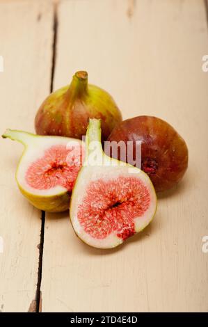 Fresh juicy figs on lilac background Stock Photo - Alamy