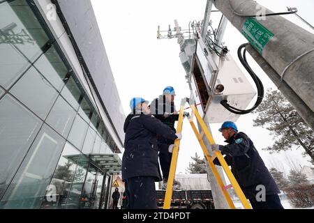 State Grid staff carry out relocation and upgrading of the inner line ...