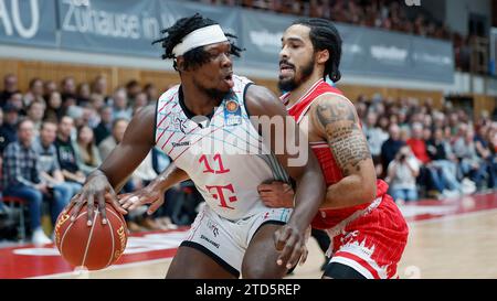 Bild: v. l. Brian Fobbs (Telekom Baskets Bonn, 11) und Darius Perry ...