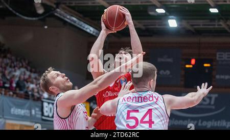 Thomas Kennedy (Telekom Baskets Bonn #54) blockt Jared Grey (Veolia ...