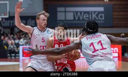 Bild: v. l. Brian Fobbs (Telekom Baskets Bonn, 11) und Darius Perry ...