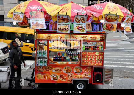 Street food vendor on Fifth avenue on upper east side of Manhattan, New ...
