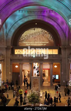 Visitors to The MET in the Great Hall, The Metropolitan Museum of Art ...