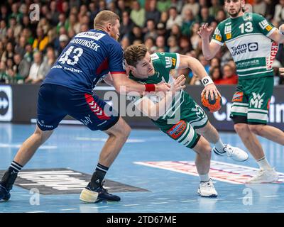 David Schmidt (Frisch Auf Goeppingen, #77) im Zweikampf mit Matthes ...
