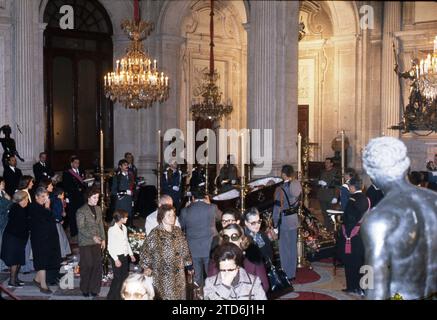 Madrid, 11/20/1975. People visit Franco's body in the Royal Palace ...