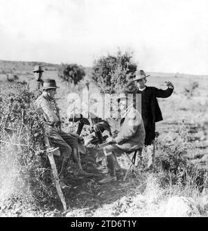 11/30/1908. The King in Lachar. HM the King and the Duke of San Pedro ...