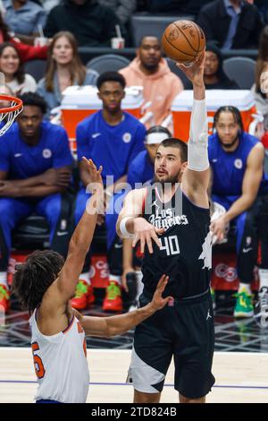 New York Knicks' Jericho Sims dunks during the first half of an NBA ...