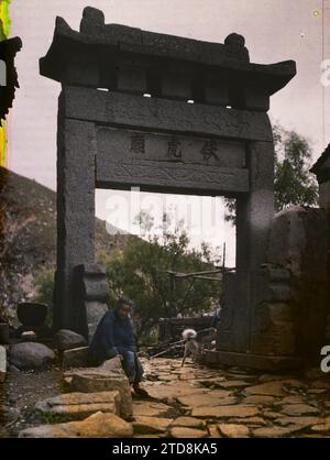 Taishan Massif, China The portico (paifang), behind Yuanjundian ...