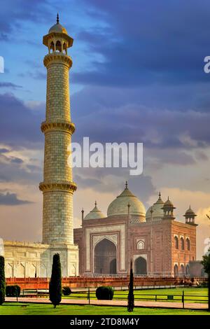 Taj Mahal, landmark west mosque Agra, Uttar Pradesh, India Stock Photo ...