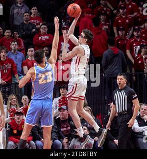 Rutgers Scarlet Knights guard Gavin Griffiths (10) runs up court after ...