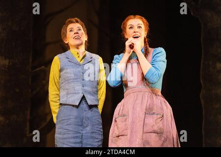 l-r: Anna Devin (Gretel), Anna Stephany (Hansel) in HANSEL AND GRETEL ...